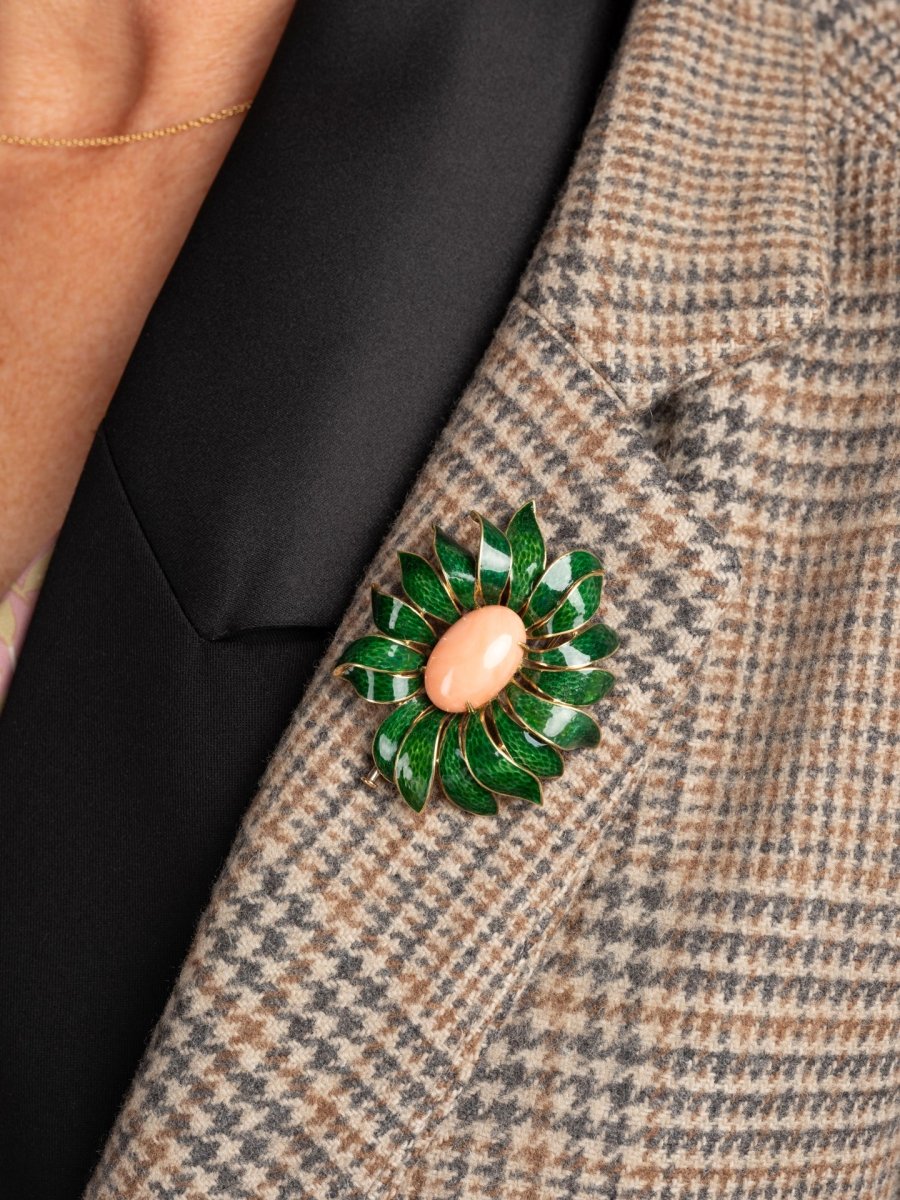 VAN CLEEF & ARPELS brooch in yellow gold, green enamel and coral