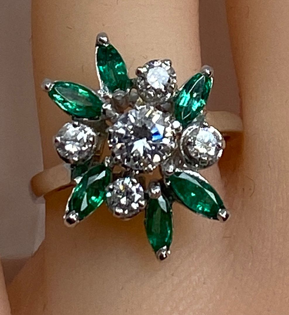 18-karat gold ring with diamonds and shuttle emeralds – Castafiore
