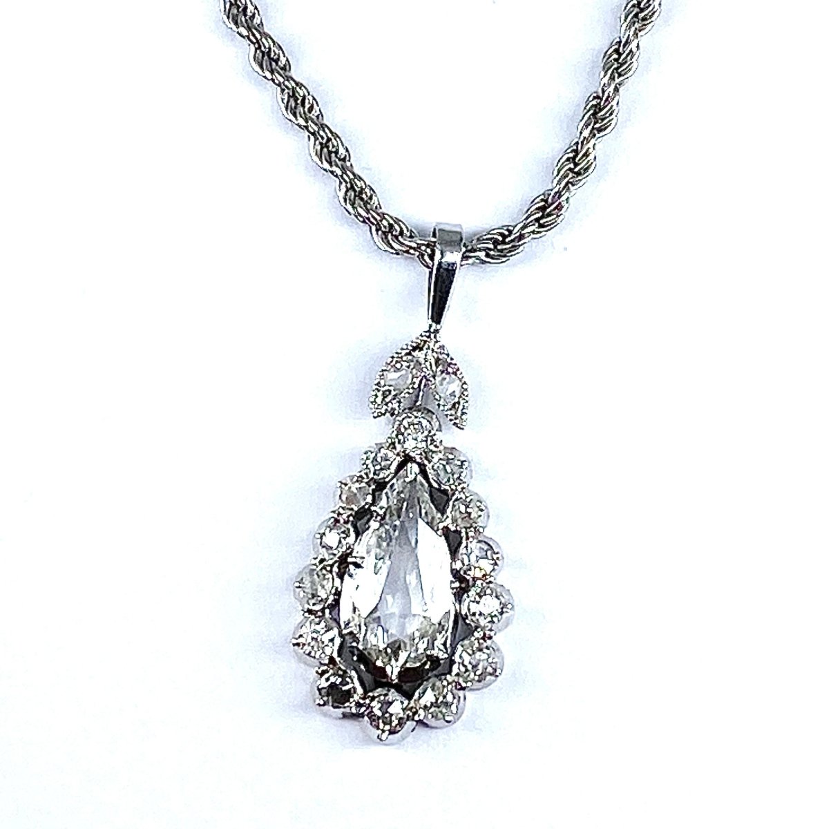 18-carat gold pendant in pear-shaped diamond and antique diamonds. Aro ...